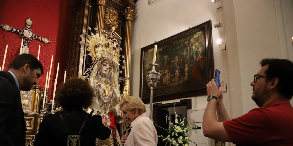 El besamanos a la Virgen de los Dolores, el sublime encuentro que ...