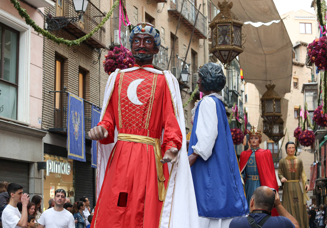 Corpus Toledo: la tarasca desafía a la lluvia