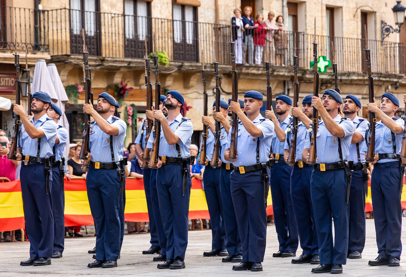 Vistoso y aclamado despliegue de la Guardia Real en Ciudad Rodrigo