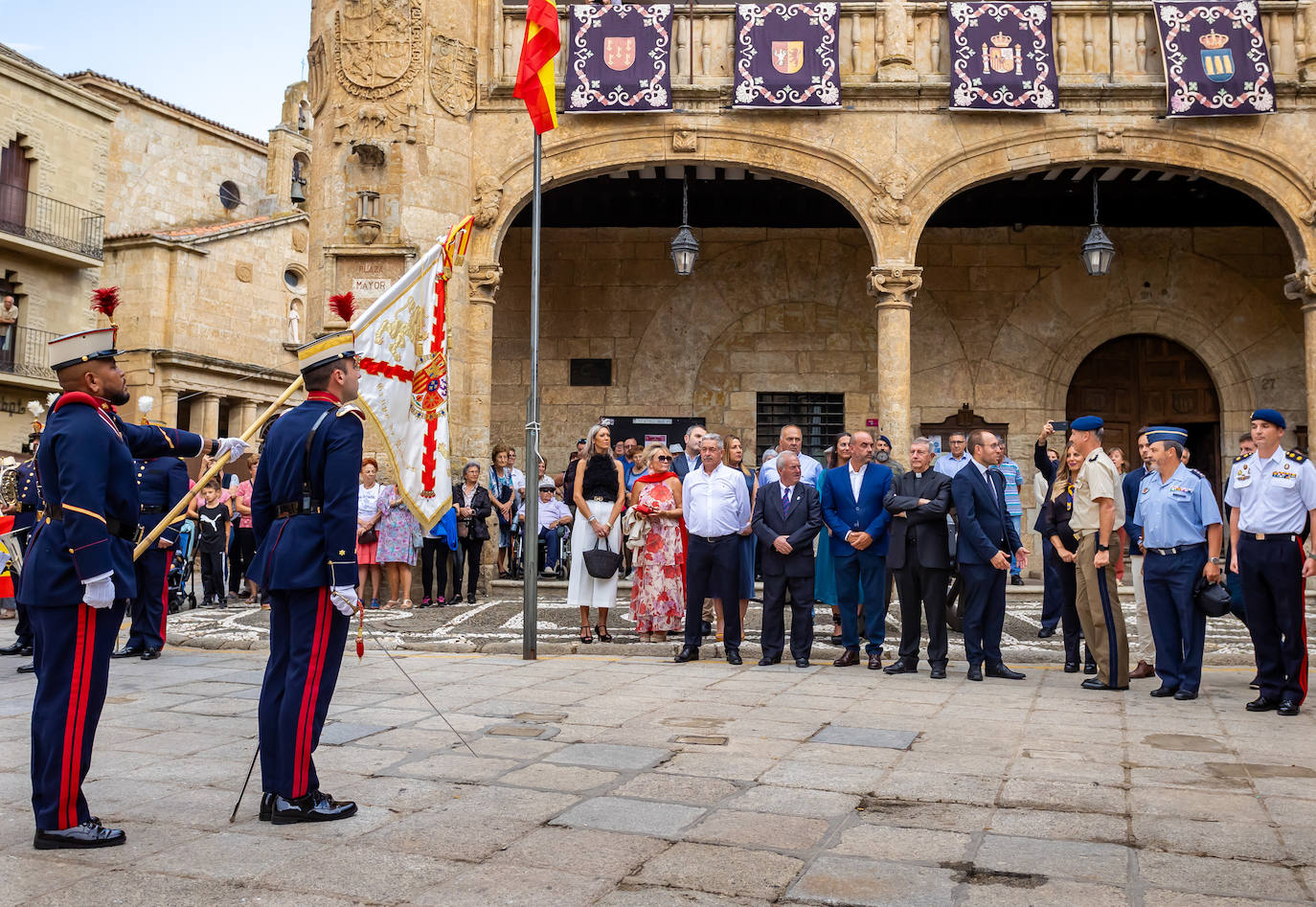 Vistoso y aclamado despliegue de la Guardia Real en Ciudad Rodrigo