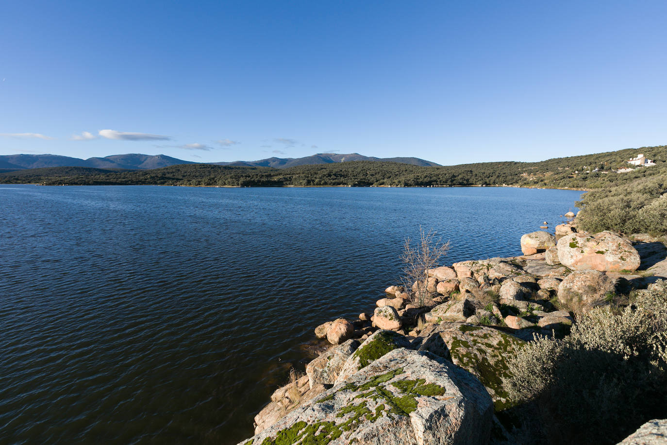 Las imágenes de la apertura de las compuertas del embalse del Torcón