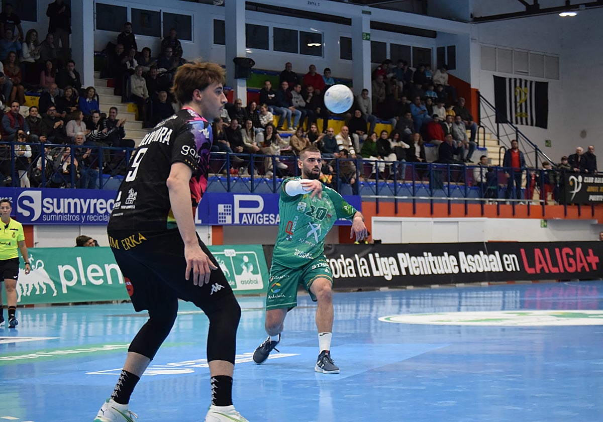 El Ángel Ximénez Puente Genil cede en su fortín ante el Ademar León (26-28)