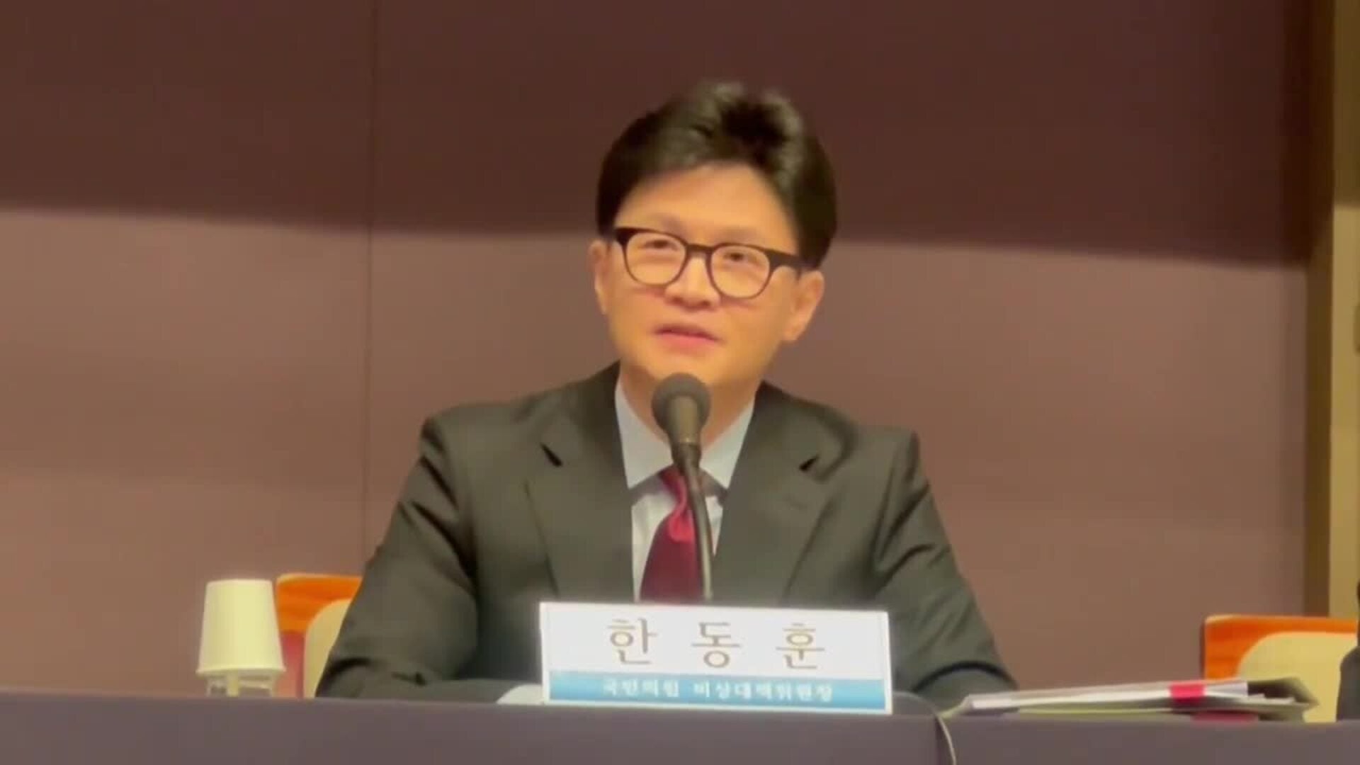 Conferencia de prensa de Han Donghoon, líder interino del gobernante ...