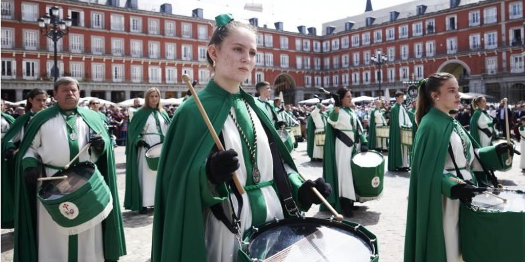 El estruendo de los redobles llena este domingo la Plaza Mayor en la ...