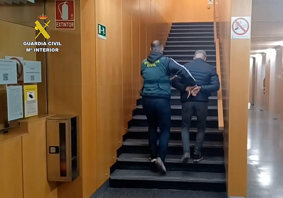 Detienen a un pirómano por quemar contenedores y coches en la localidad ...