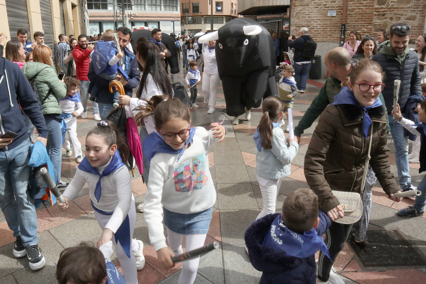 Un encierro infantil para despedir Las Mondas