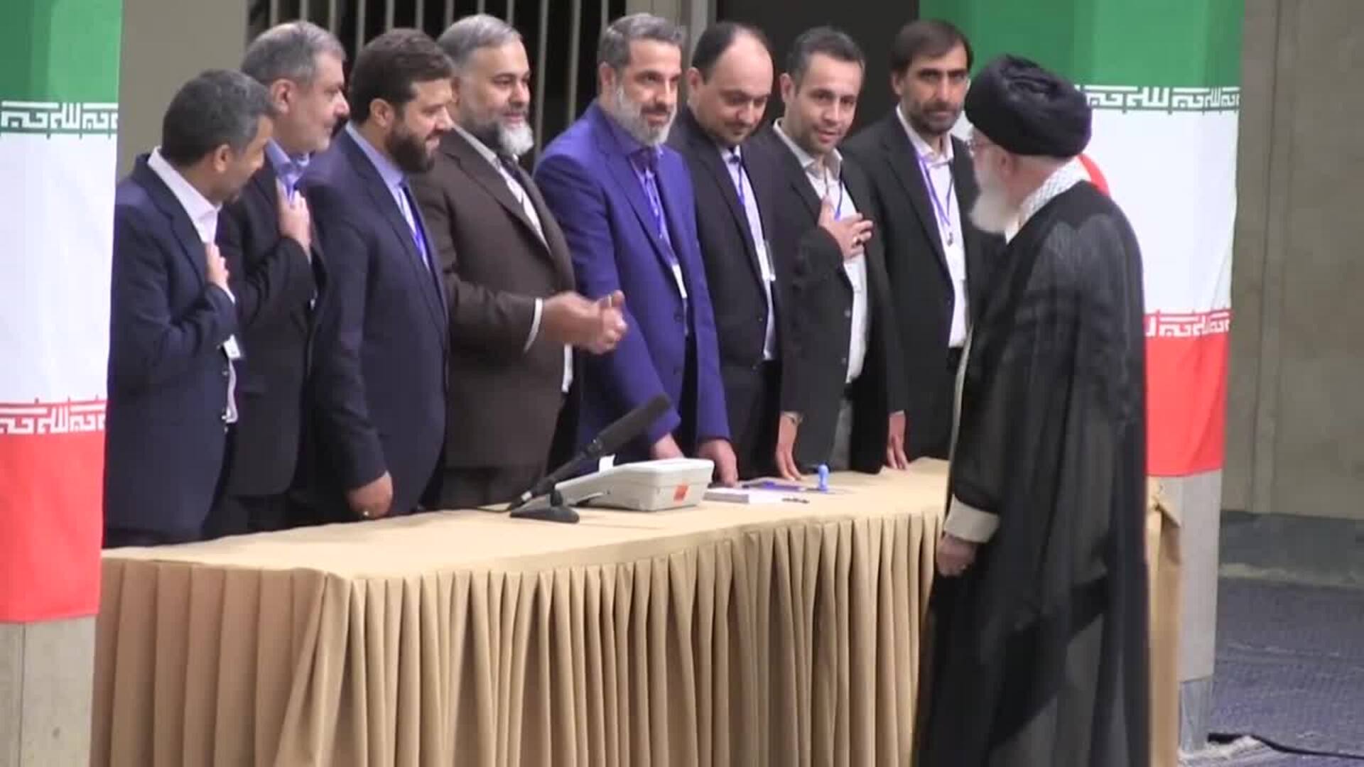 El líder supremo de Irán vota en la capital