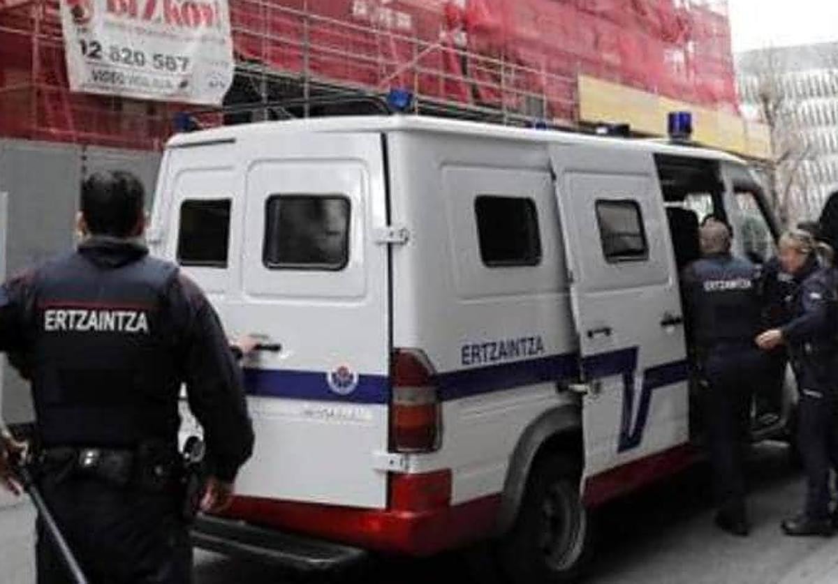 Unos okupas en el País Vasco piden ayuda a la Ertzaintza para evitar que otros okupas detenidos ...