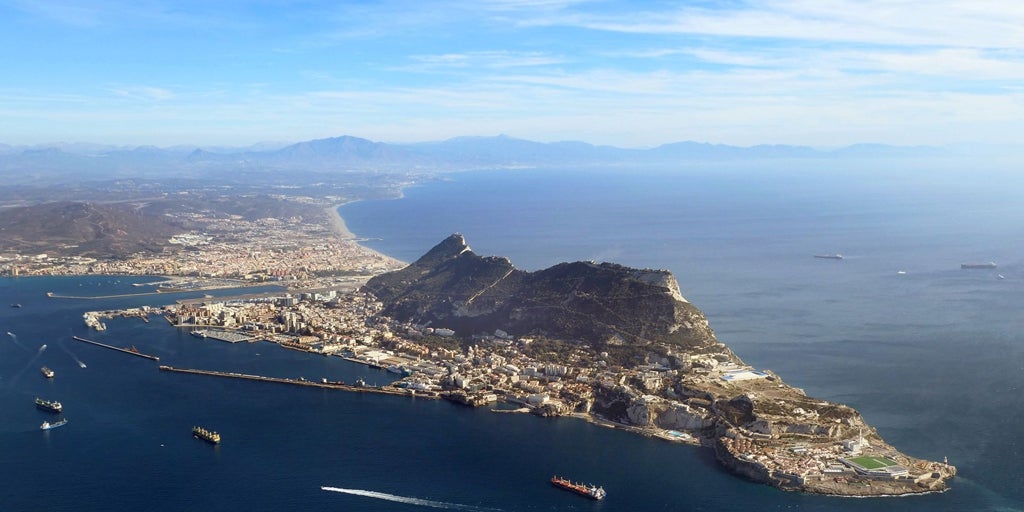 Efectivos de España y Gibraltar rescatan a un pasajero del ferry Ceuta ...