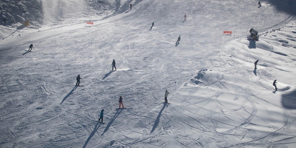Sierra Nevada reabre al menguar el viento y encara un fin de semana ...