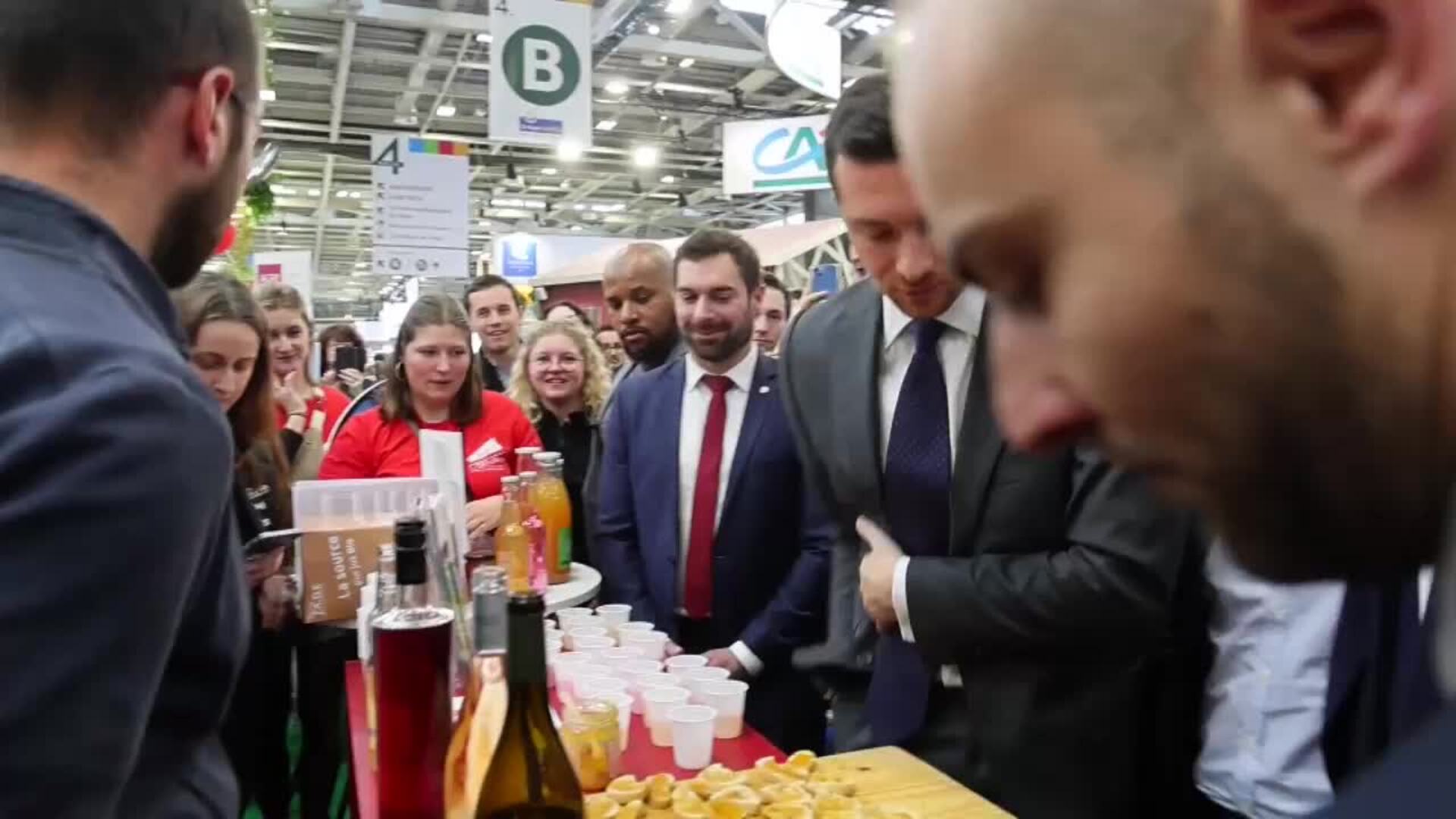 El presidente de Agrupación Nacional, Jordan Bardella, visita la feria ...