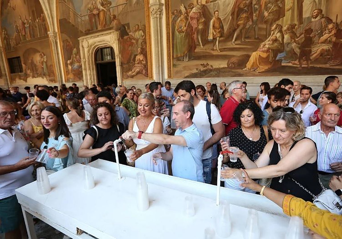 La Catedral mantiene los botijos en el claustro que convivirán con el ...