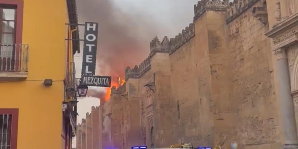 Incendio en la Mezquita de Córdoba: los bomberos logran extinguir las llamas provocadas por una ...