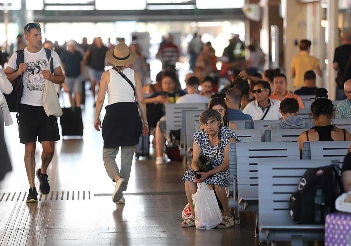 Una incidencia en la línea ferroviaria cerca de Córdoba provoca retrasos en más de 20 trenes