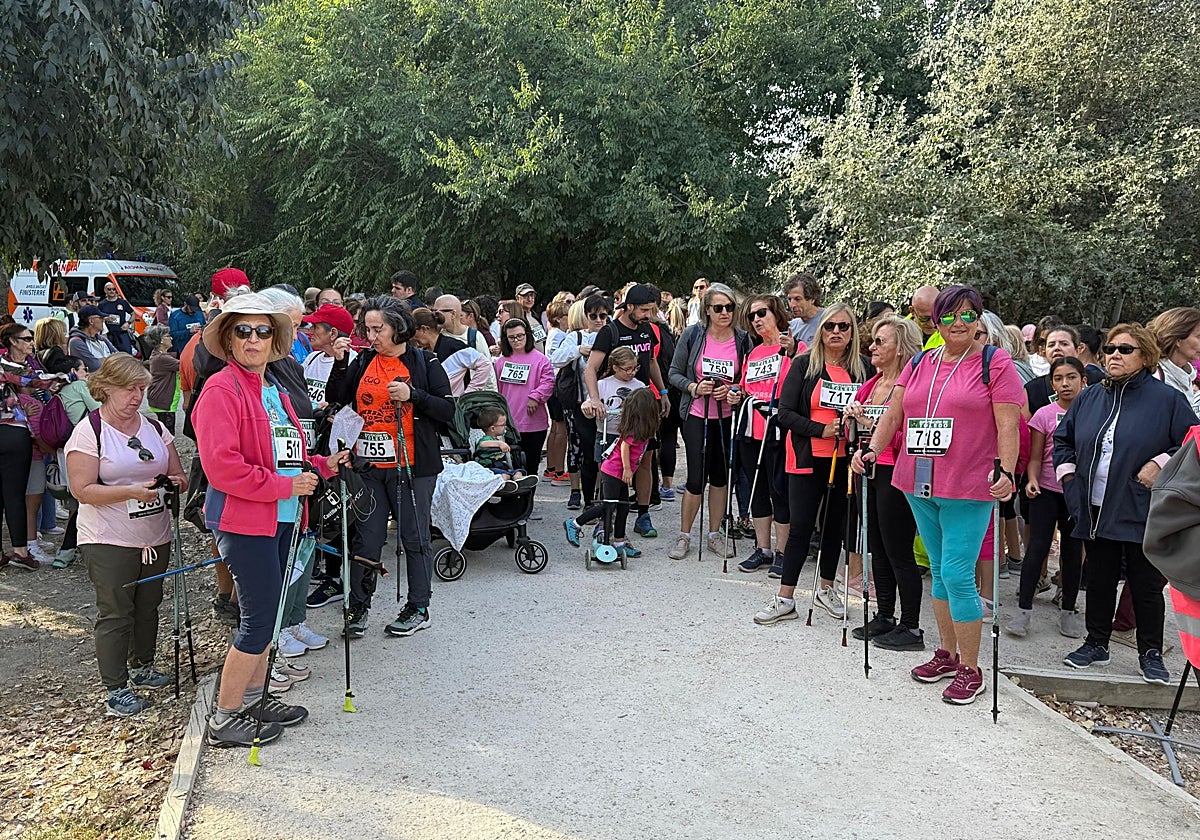 Toledo camina contra el cáncer de mama: sonrisas, abrazos y concienciación en la senda del Tajo