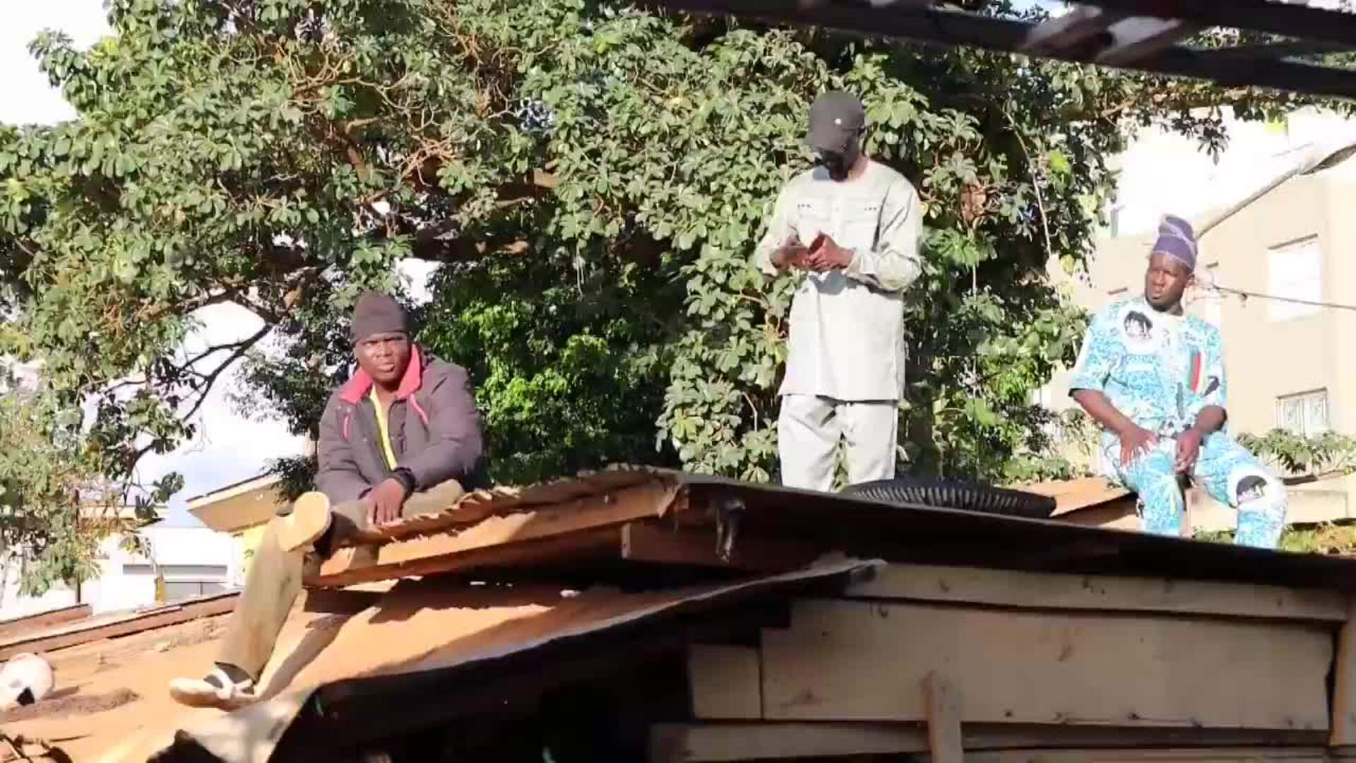 El exministro Issa Tchiroma Bakary hace campaña para las presidenciales ...