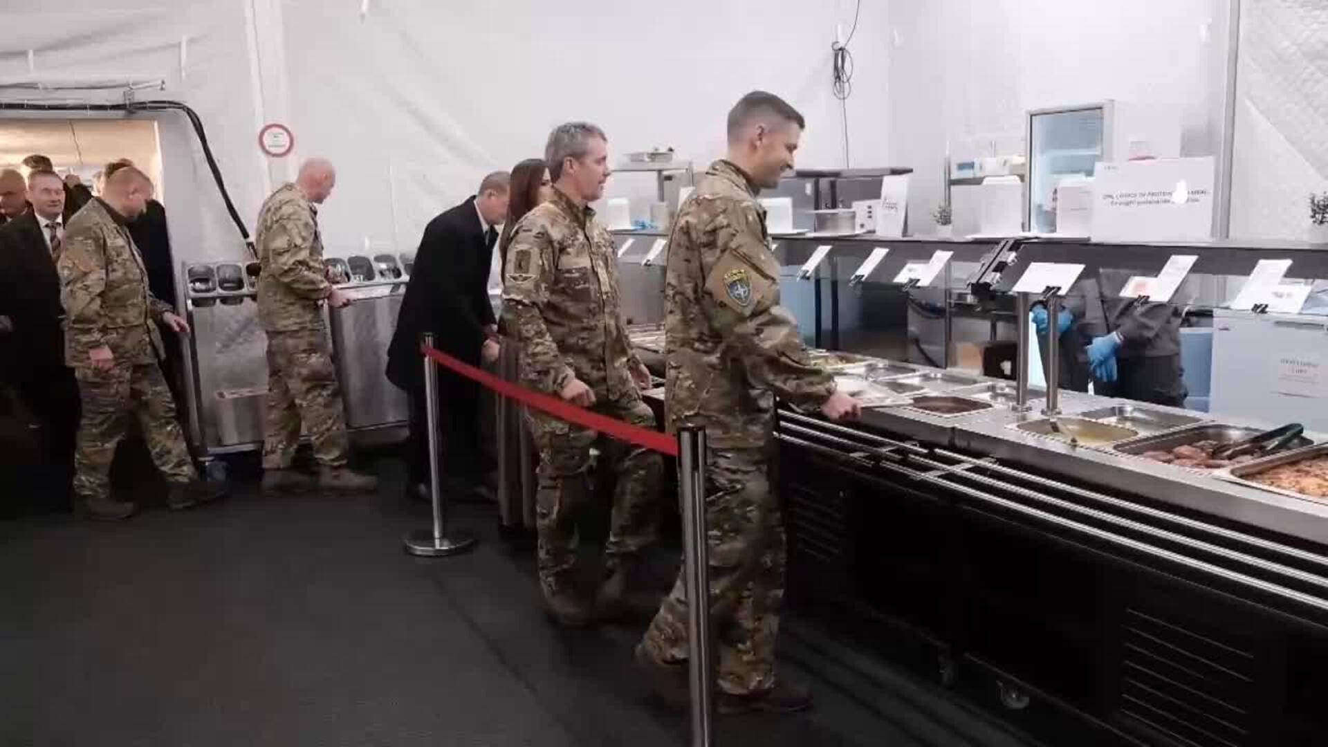 Los reyes de Dinamarca visitan la base militar de Adazi en Letonia