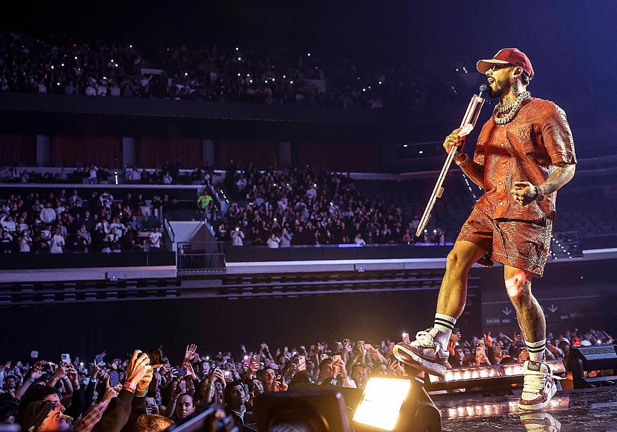 Anuel AA repasa los temas más destacados de su discografía en Roig Arena