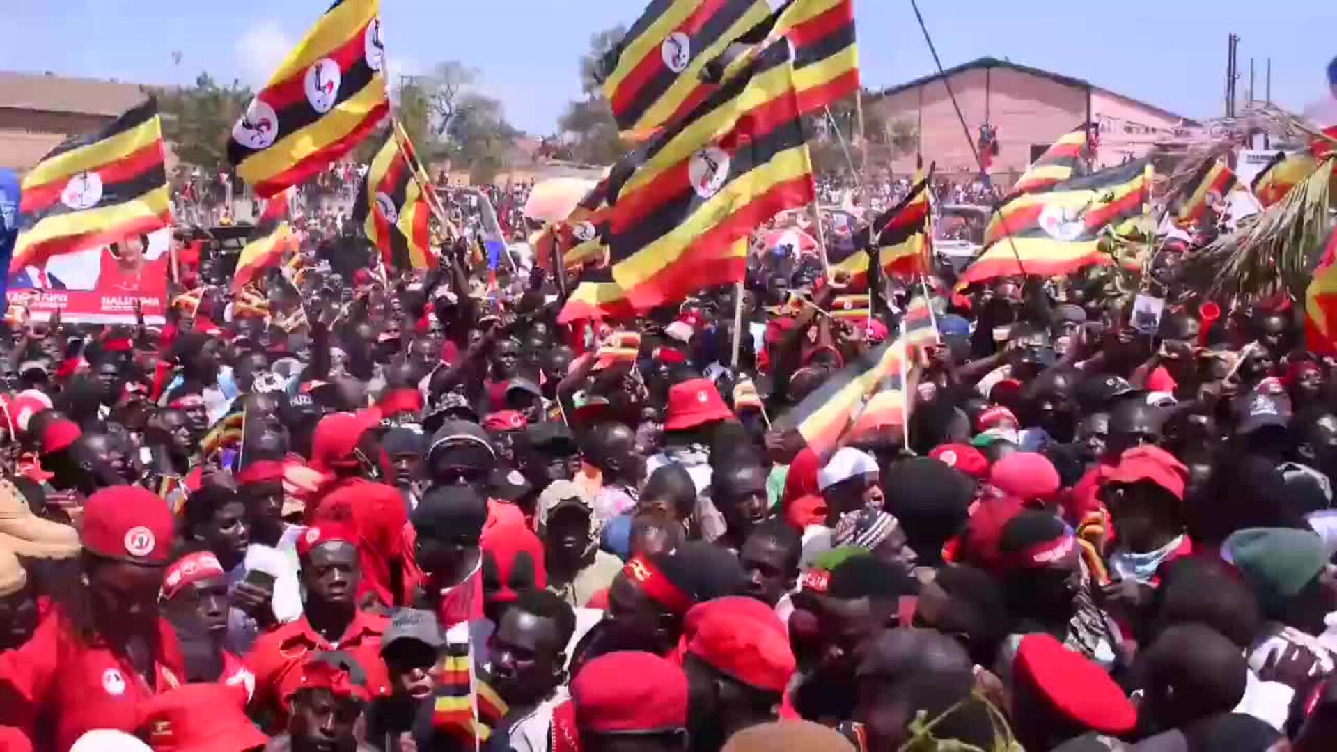 El líder opositor de Uganda, Bobi Wine, celebra un mitin electoral en ...