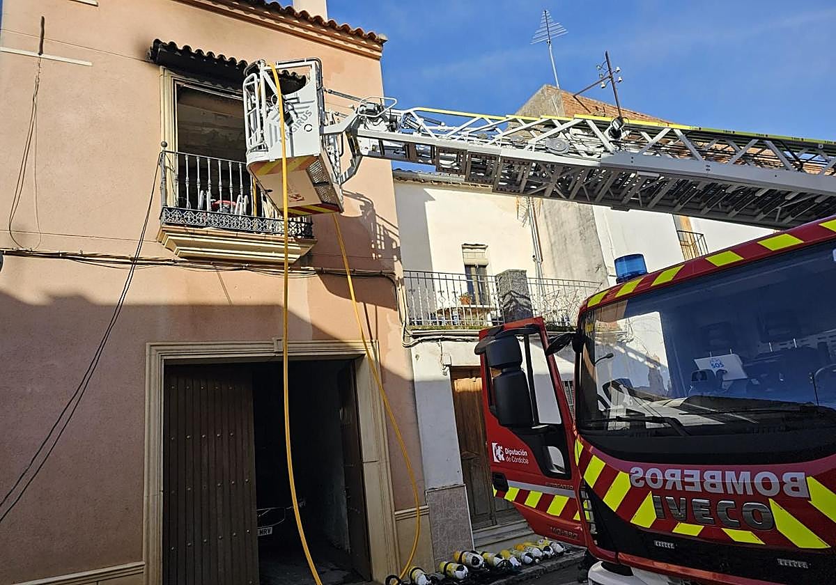 Seis heridos, entre ellos un menor, en un incendio de vivienda en Belmez