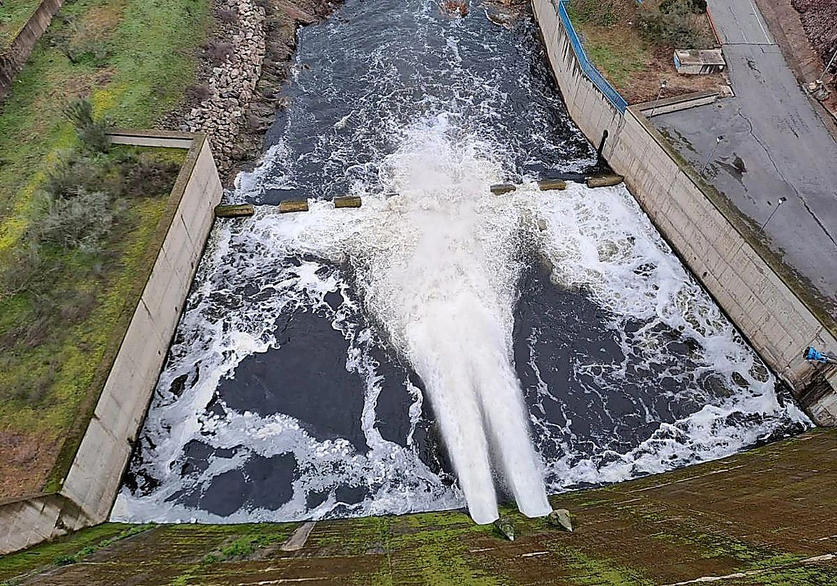 La lluvia permite el desembalse de agua en la presa de La Colada