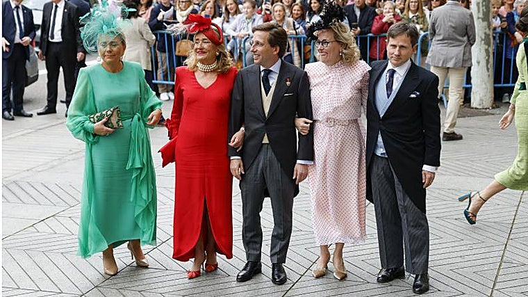 El vestido de la misma firma que la novia de Casilda, la madrina y ...