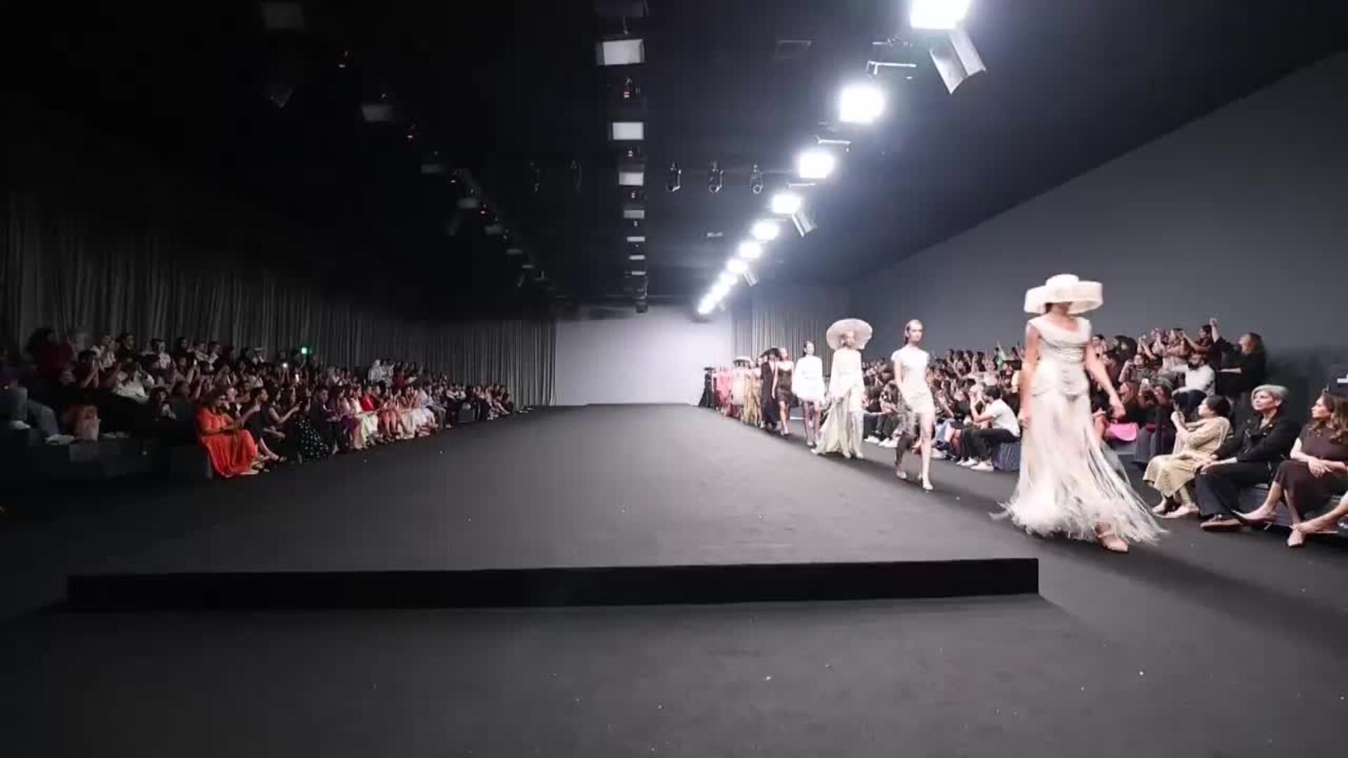 La Semana de la Moda de Dubái acoge los desfiles de Rizman Nordin ...