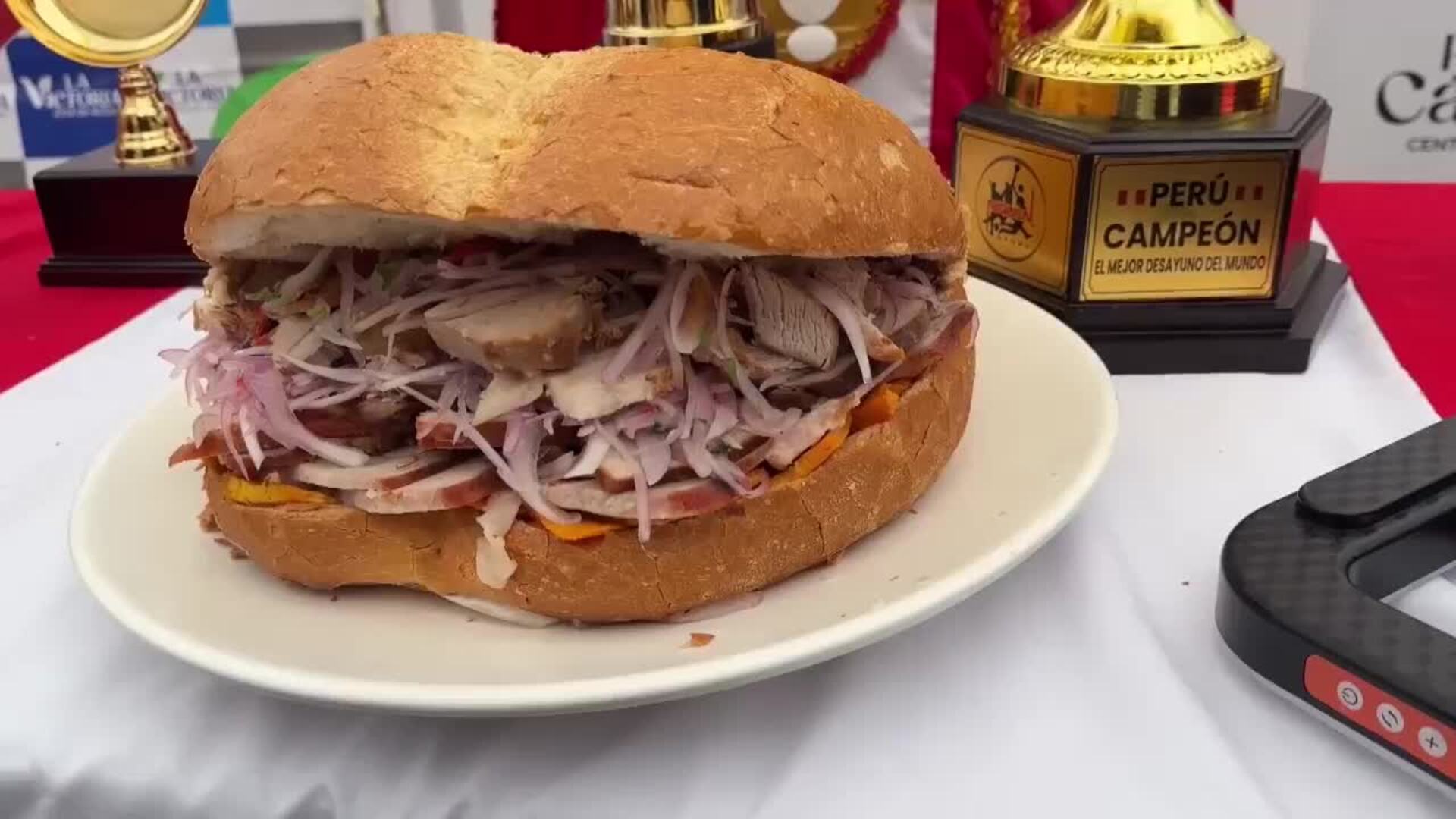 Reparte 10.000 panes con chicharrón en Lima tras vencer en el Mundial ...