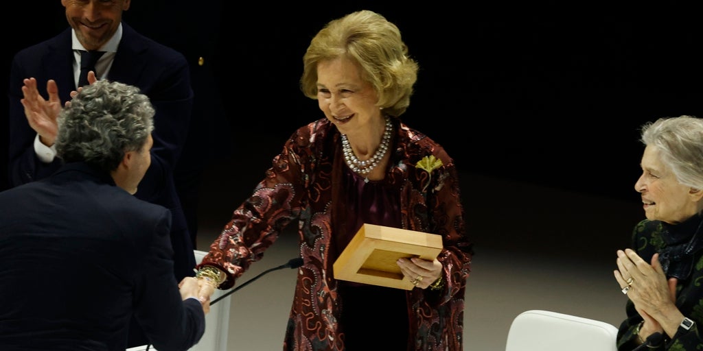 La Reina Sofía muestra su apoyo al arte y la cultura en los Premios BMW de Pintura