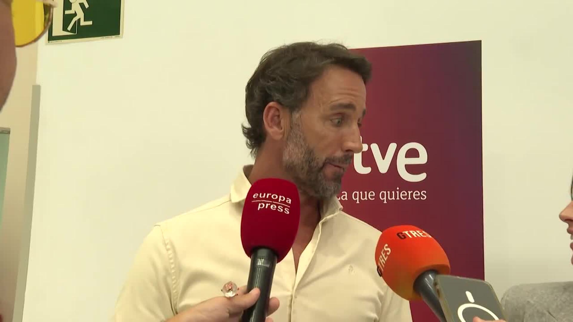 Tania Llasera atiza a Escassi: "Si te enamoras de él me santiguo por ti"