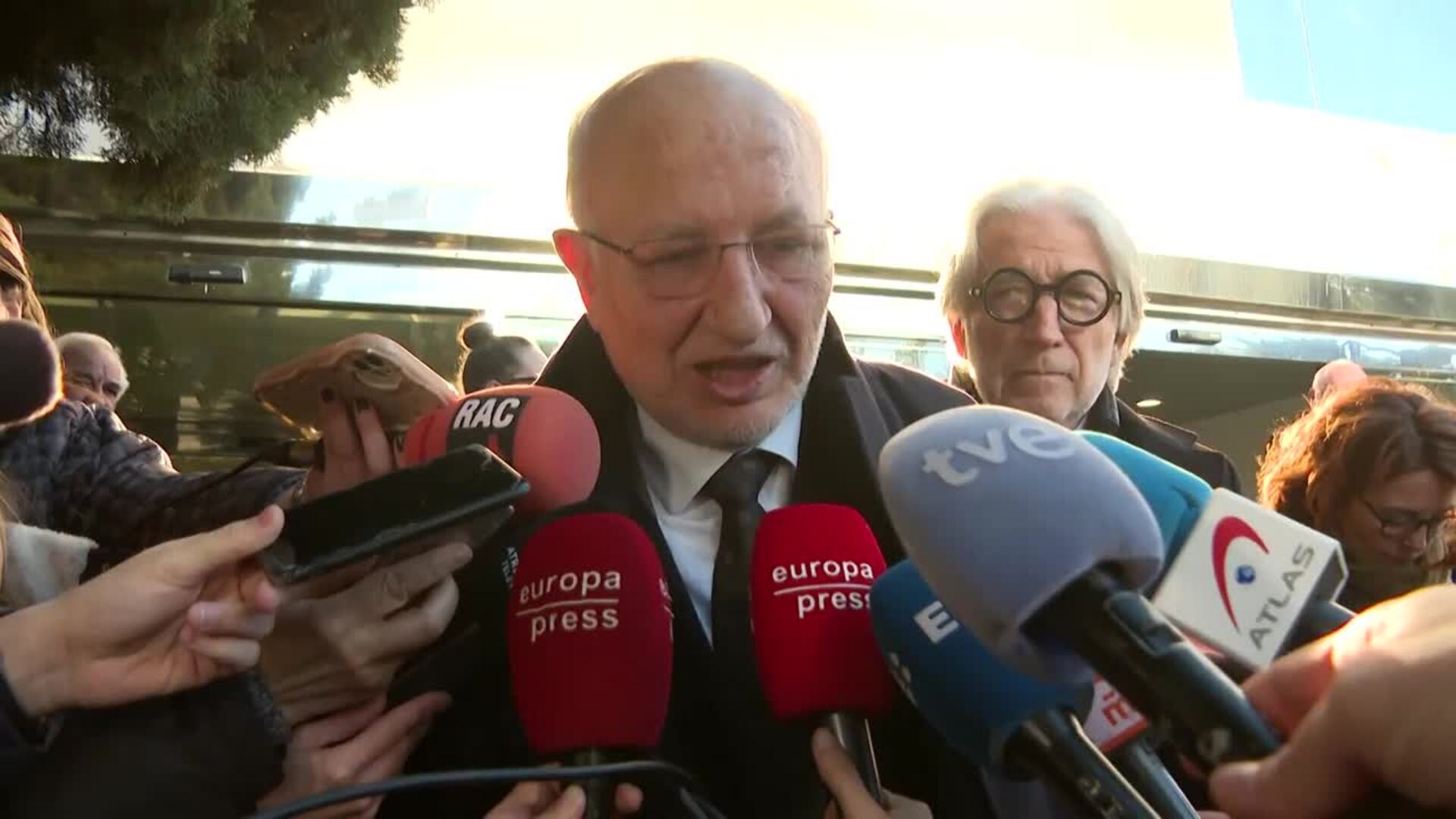 Familiares y amigos de Isak Andic acuden a su funeral en Barcelona