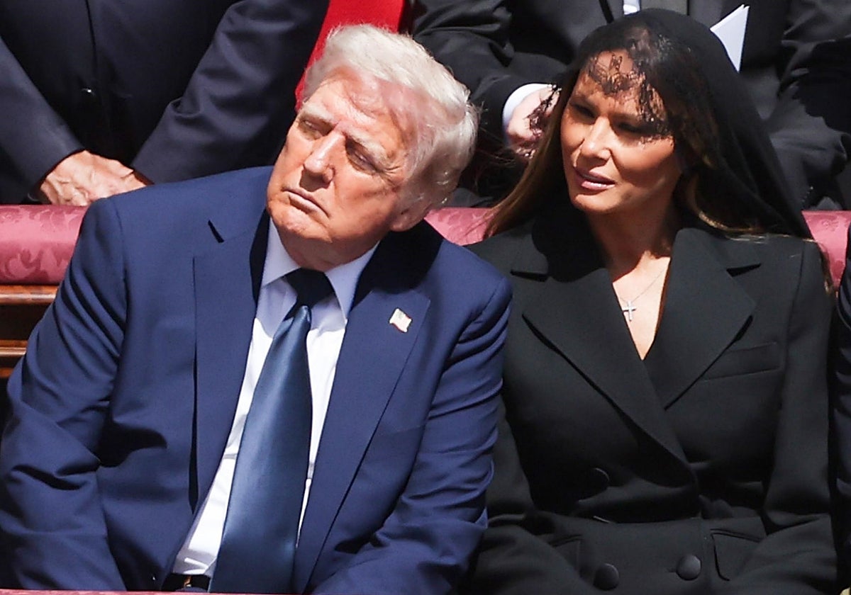 Melania, «encantada» con la foto de IA de Donald Trump vestido de Papa