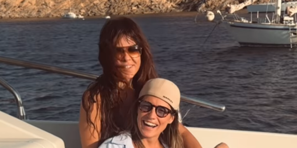 تويتر سكس عربده the lady has a black single-line script