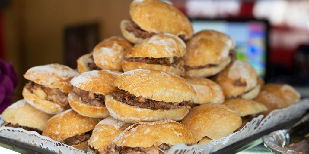 Montadito de pringá, la receta del clásico bocadillo de Sevilla