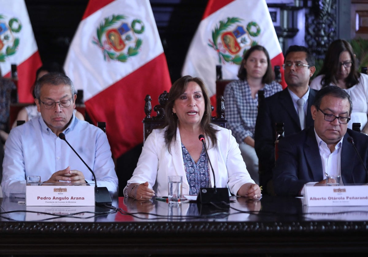 La Presidenta Del Perú Insiste En Que No Renunciará Y Se Arropa En Las