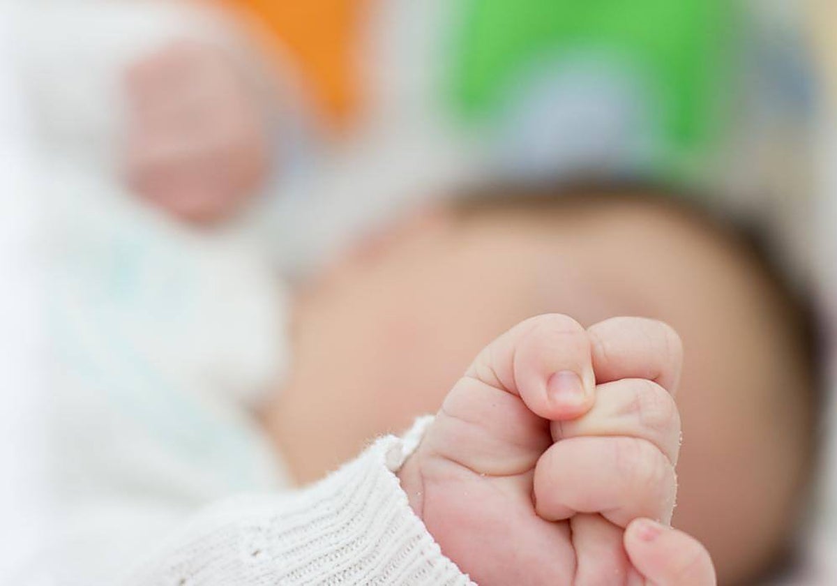 Una madre deja morir a su hija por «extrema deshidratación» tras abandonarla para irse de vacaciones