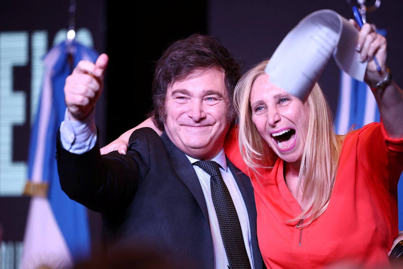 La fiesta de los seguidores de Milei tras su triunfo electoral en Argentina, en imágenes