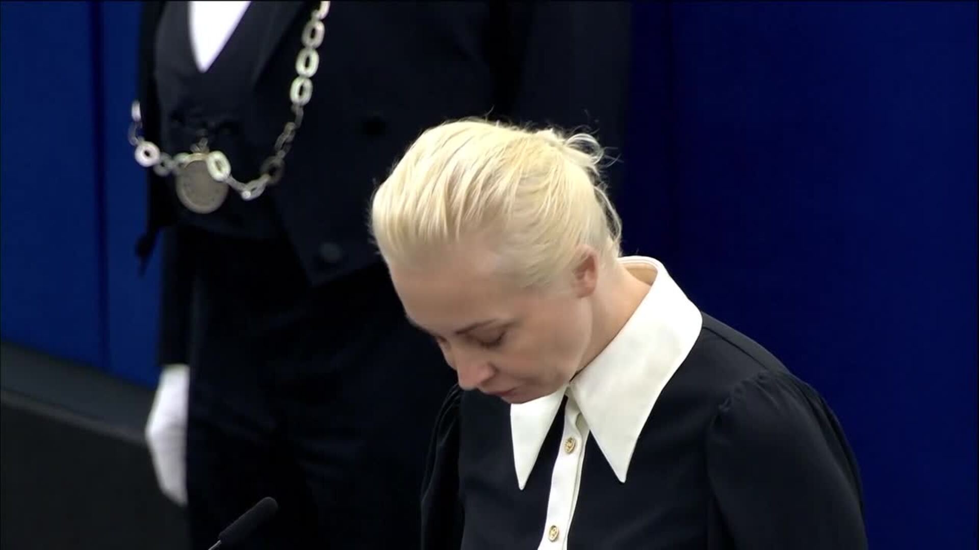 Yulia Navalnaya, recibida entre aplausos en el Parlamento Europeo