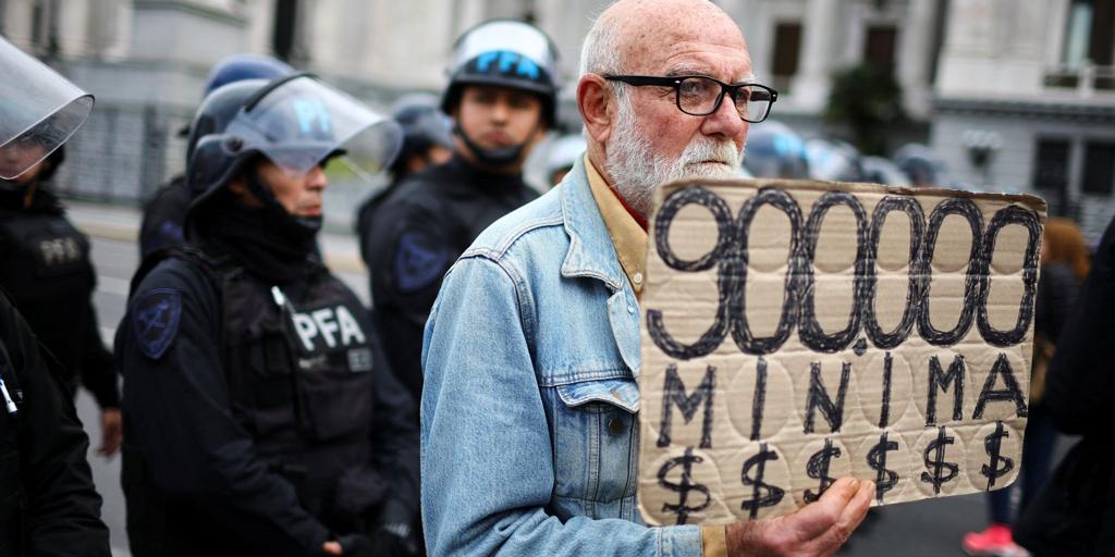 Milei logra frenar en el Parlamento un aumento a los jubilados