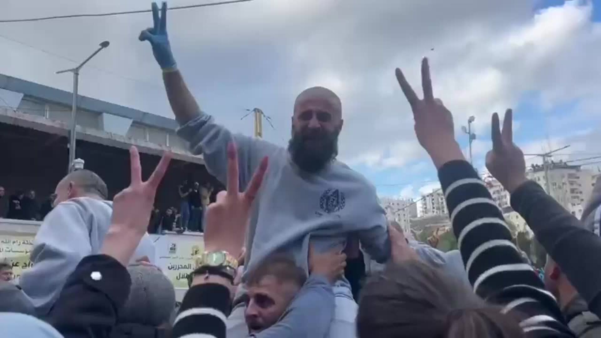 Reciben en el centro en Ramala a un centenar de palestinos liberados