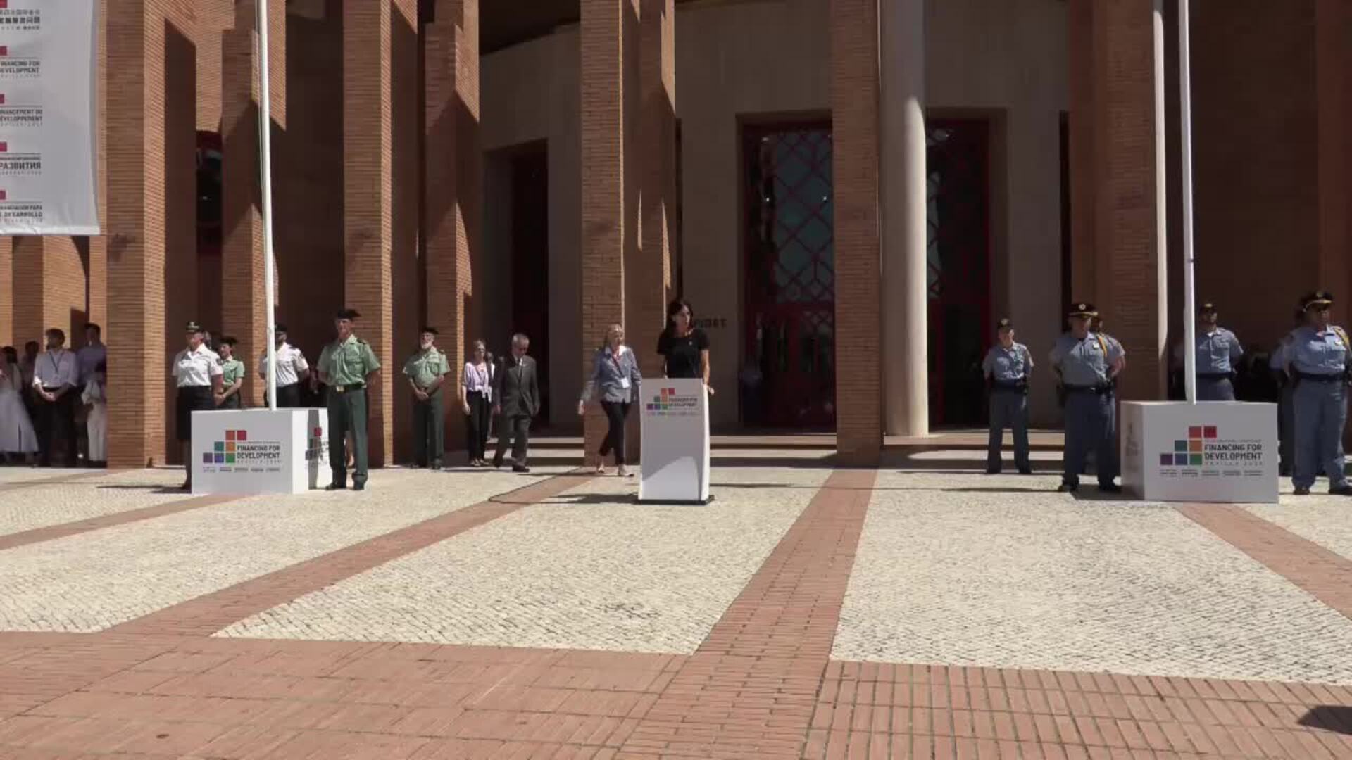 Ceremonio de arriada de bandera en la cumbre de la ONU