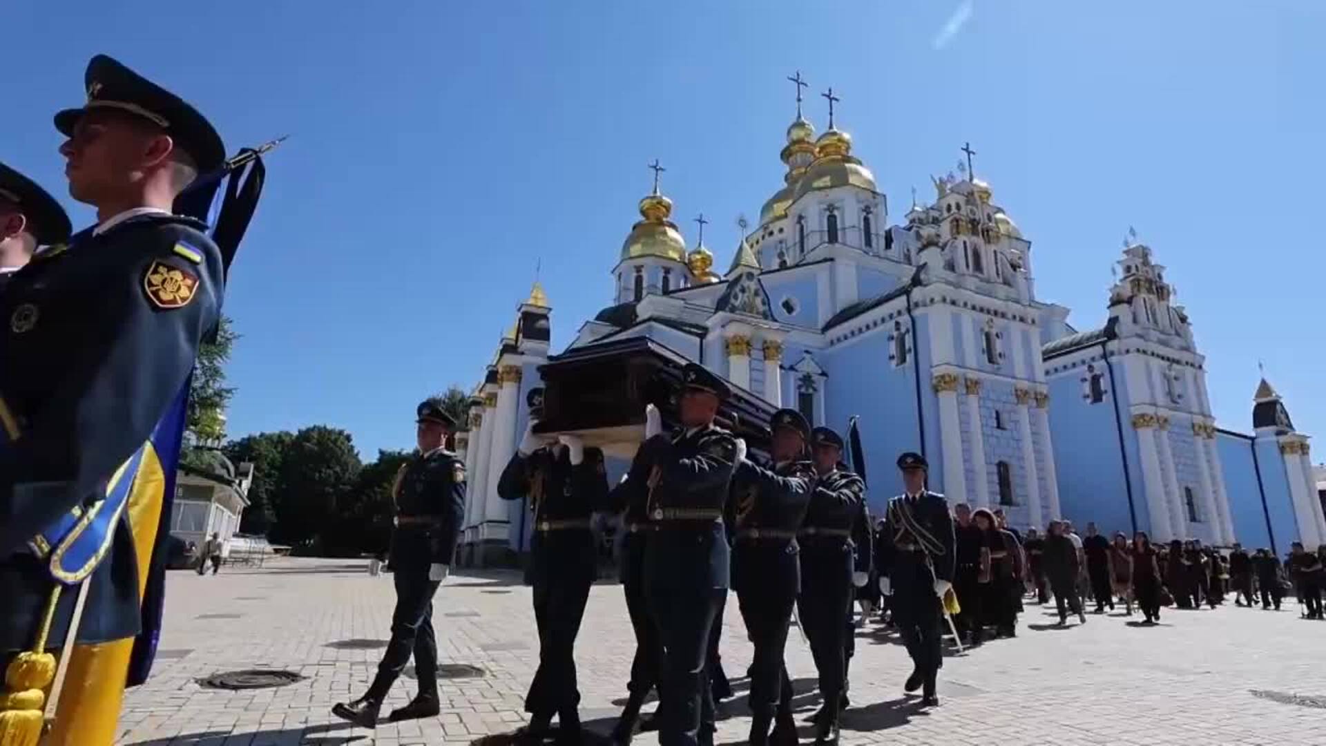 Familiares, amigos y compañeros despiden en Kiev al piloto Maksym Ustymenko