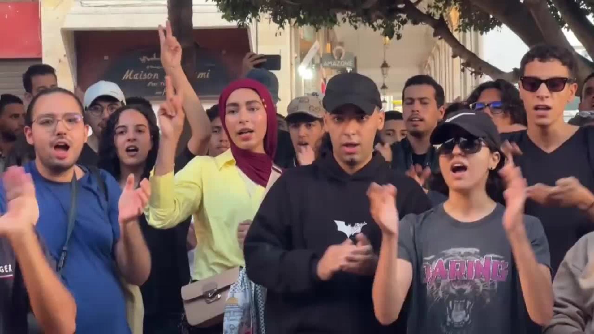 Jóvenes en Rabat retoman las protestas con carácter pacífico