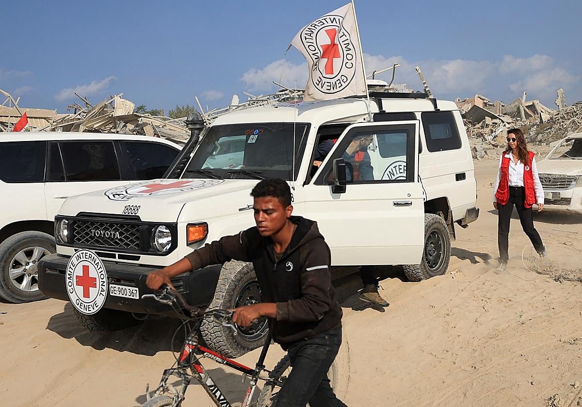 El ejército israelí afirma que la Cruz Roja recibió el cuerpo de uno de ...