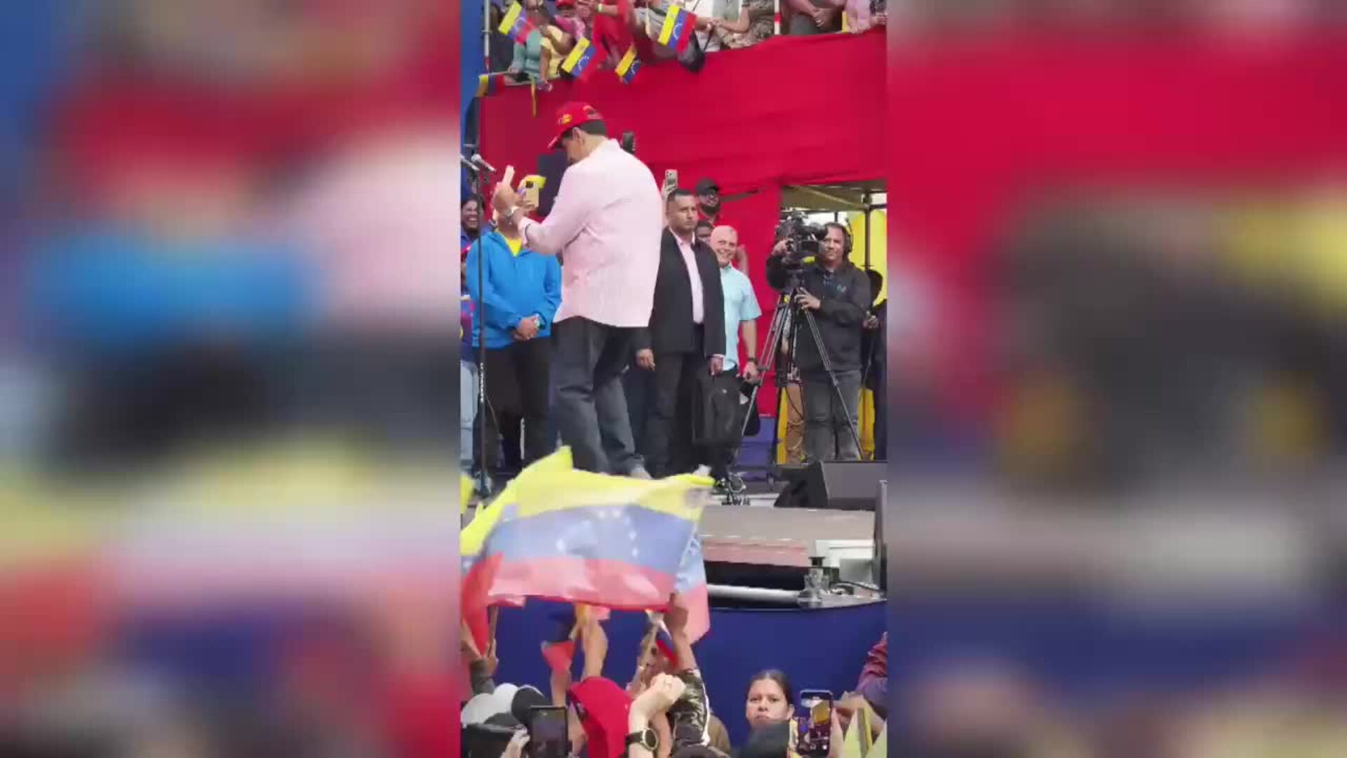 Maduro sigue tomándose la tarima con su ‘Peace, yes. War, no’