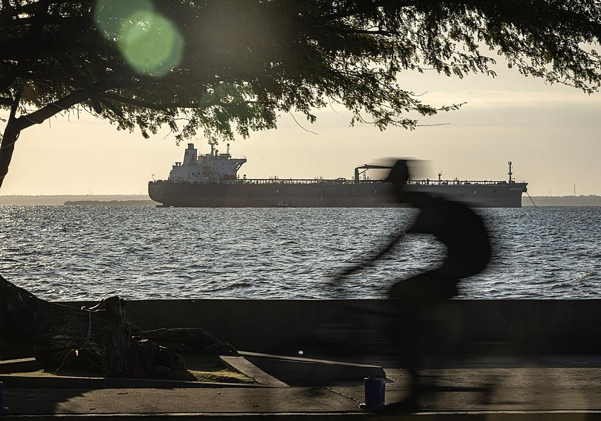 Venezuela anuncia el retorno a sus aguas de petróleo en una operación ...