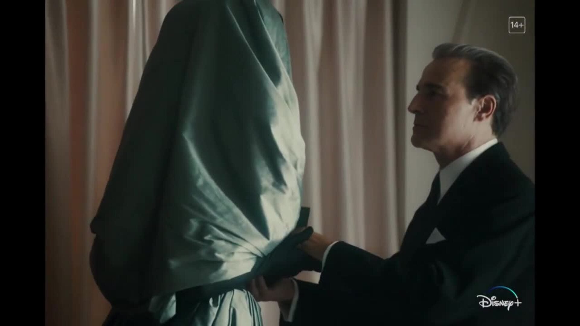 La serie "Cristóbal Balenciaga" recrea vida y trabajo del maestro de ...