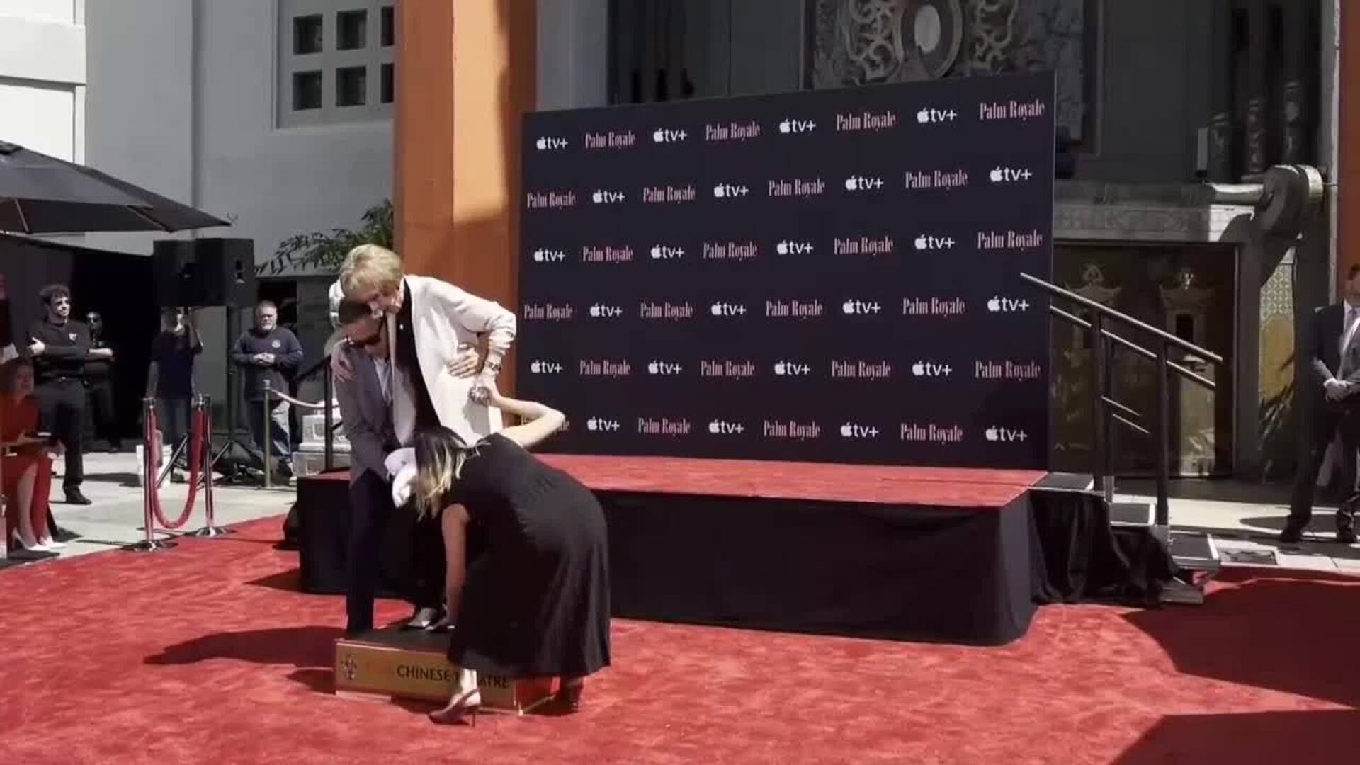 Carol Burnett inmortaliza sus huellas en el Paseo de la Fama de Hollywood