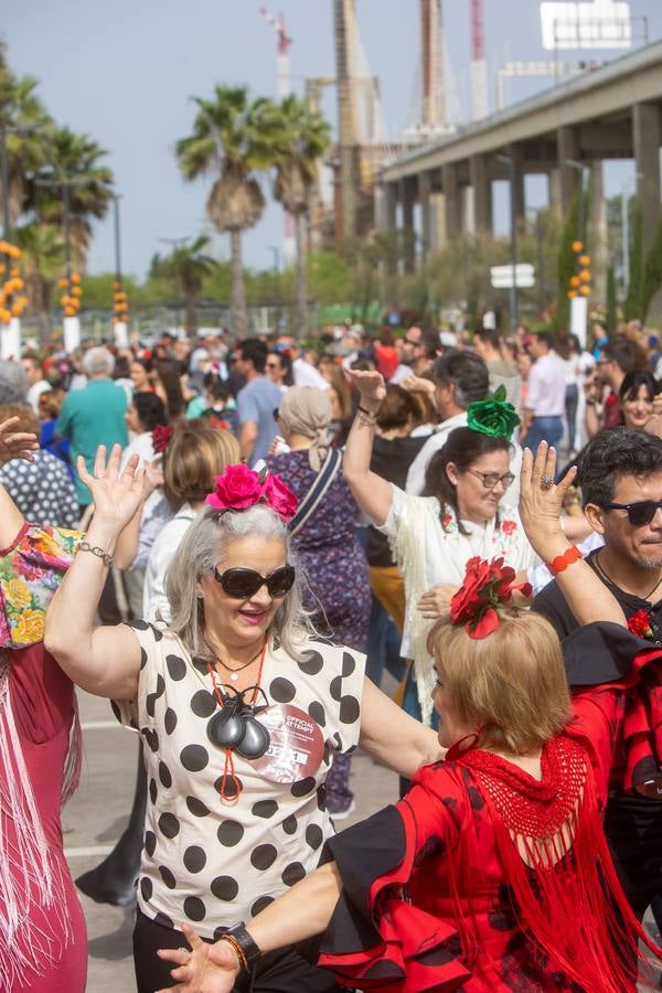 Las imágenes del intento de batir el récord Guinness de sevillanas en ...