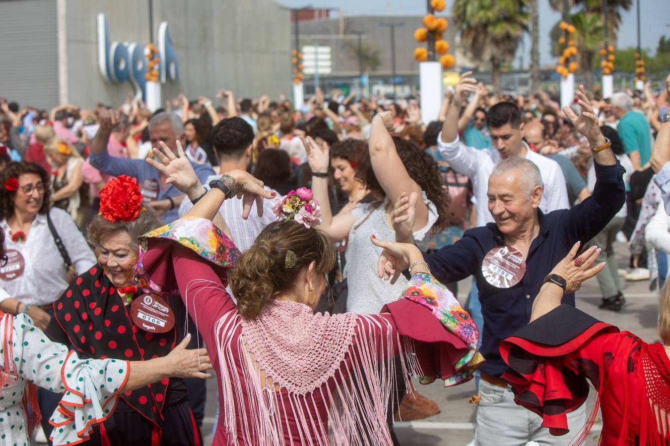 Las imágenes del intento de batir el récord Guinness de sevillanas en ...